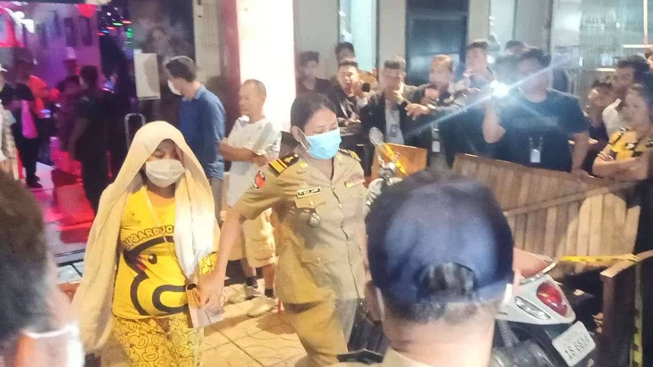 ឃាត់ខ្លួនមនុស្សស្រី៨នាក់ដែលសង្ស័យបង្កប់ការជួញដូរផ្លូវភេទជាមួយភ្ញៀវ - TNAOT