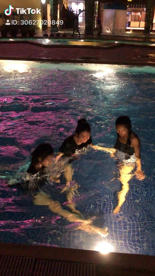 រាត្រីលេងទឹក👭👭 ️️ - TNAOT