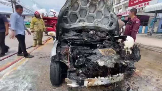 សំណាងណាស់ ស្ត្រីម្នាក់រួច ផុតពីគ្រោះថ្នាក់ ខណៈពេលដែលរថយន្តកំពុងឆេះនៅខេត្ត Chon Buri - TNAOT