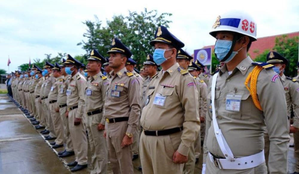 លោកស្នងការ នគរបាល ខេត្តបំពាក់អាវុធ ដល់ កម្លាំង អន្តរាគមន៍ - TNAOT