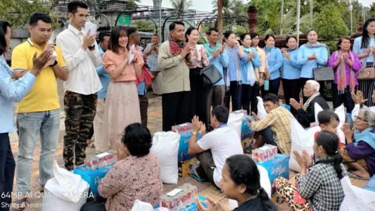 លោក G-Devith និងកញ្ញា Tep Boprek ដែលជាតារាតំណាង realme ...