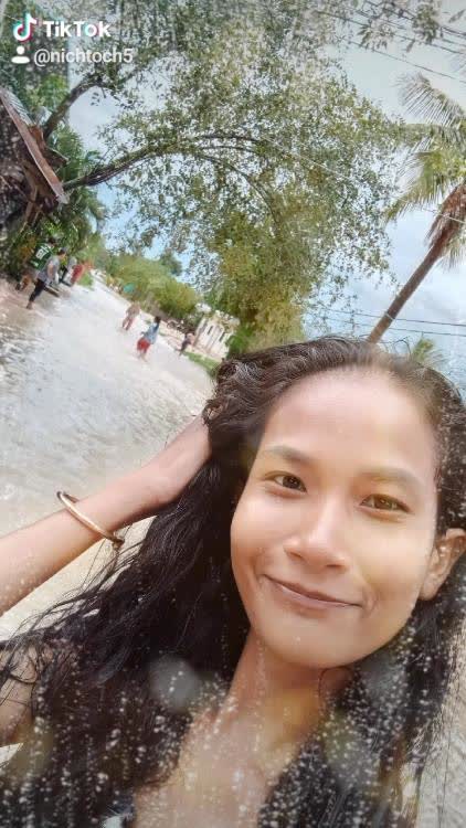 ត្រូវស្រលាញ់អ្វីដែលយើងមានអ្វីដែលធម្មជាតិផ្ដល់អោយកុំអន់ចិត្តនឹងជីវិតខ្លួនឯងអីត្រូវរឹងមាំនឹងដើរទៅម ...