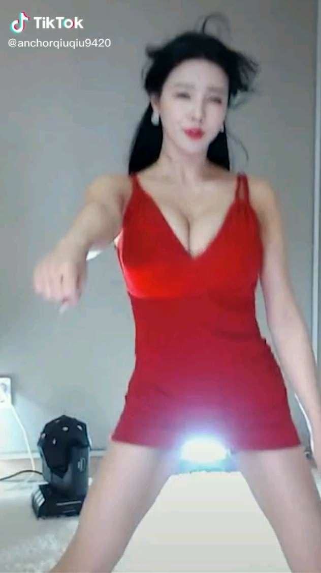 ស្រីស្អាតម្នាក់នេះរាំឡូយមេន - TNAOT