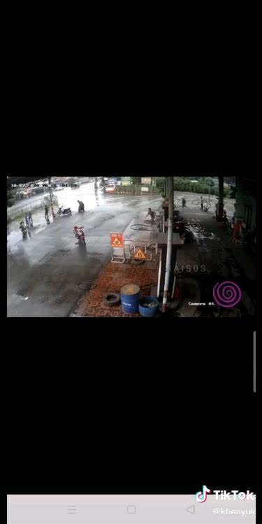 ចាក់សាំងម៉ូតូខ្ញុំមួយមកបងខ្ញុំប្រញ៉ាប់😂😂😂😂 - TNAOT