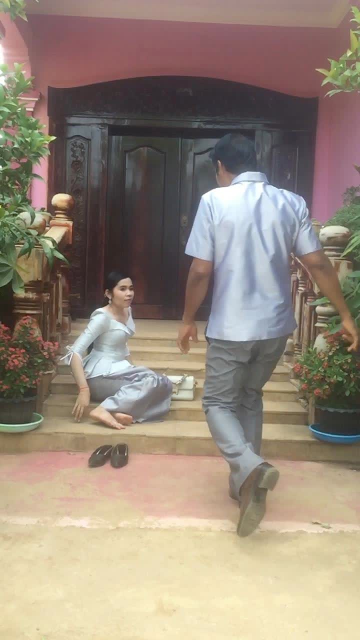 តួប្រុសលើកតួស្រីមិនរួច - TNAOT