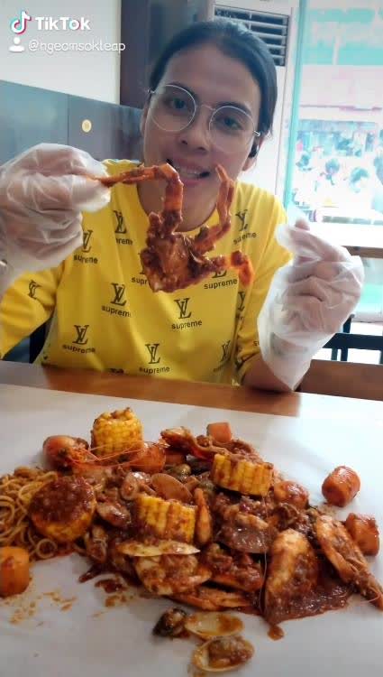 Yummy yummy 🤤🤤😋😄 គ្រឿងសមុទ្យក្រឡុកមកដល់ហើយបាទ🦐🦞🦀🦑🐙 - TNAOT