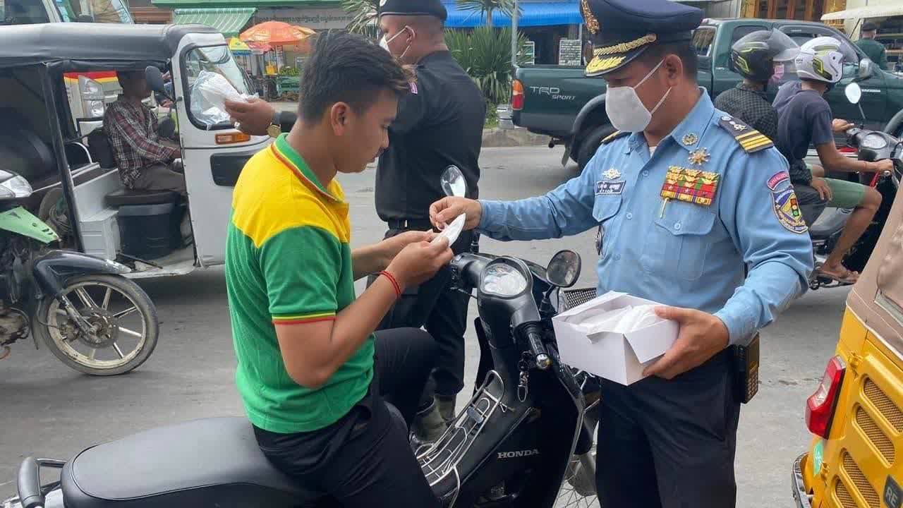 អភិបាលខណ្ឌសែនសុខប្រគល់ម៉ាស់ចំនួន ១.០០០ម៉ាស់ជូនអធិការដ្ឋាននគរបាលខណ្ឌសែនសុខ - TNAOT