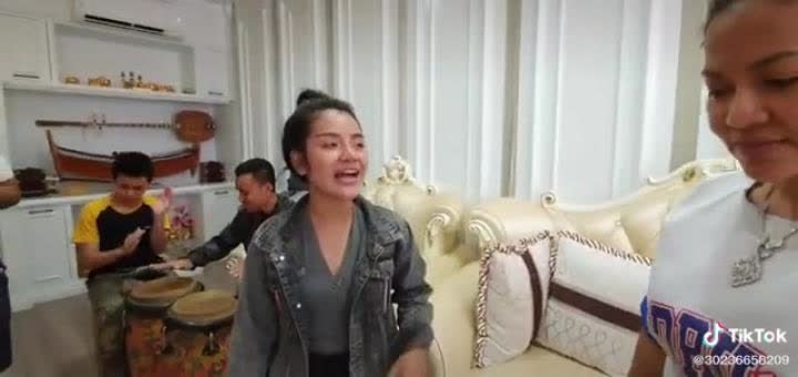 មើលគ្រួសារគេផង - TNAOT