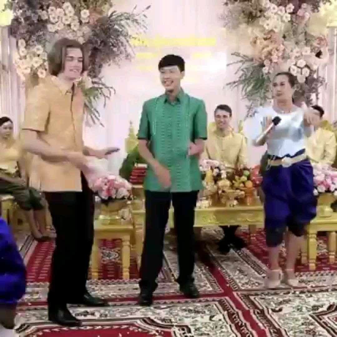 សើចចុកពោះ នាយគ្រឿនកាត់សក់ការជនជាតិបរទេស - TNAOT