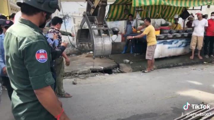 មនុស្សធ្លាក់លូ - TNAOT