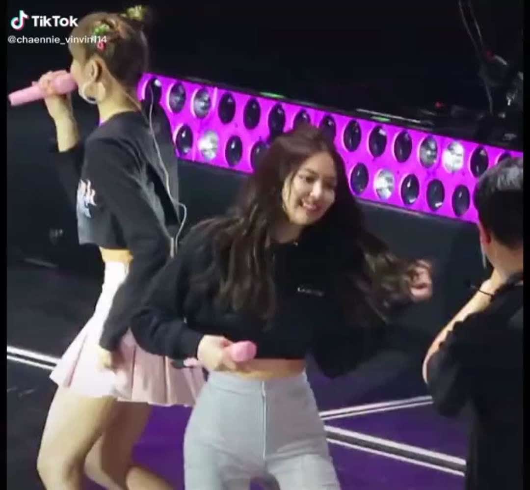 ស្រីស្អាតគេរាំចឹង - TNAOT