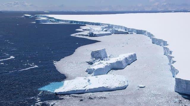 ផ្ទាំងទឹកកក A68a ដ៏ធំសម្បើមបង្ហាញដោយ RAF នៅពេលវាបែកជាកំណាត់ ...