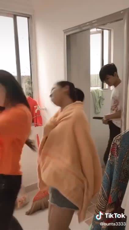 គេចេញពីធ្វើអីនឹង - TNAOT